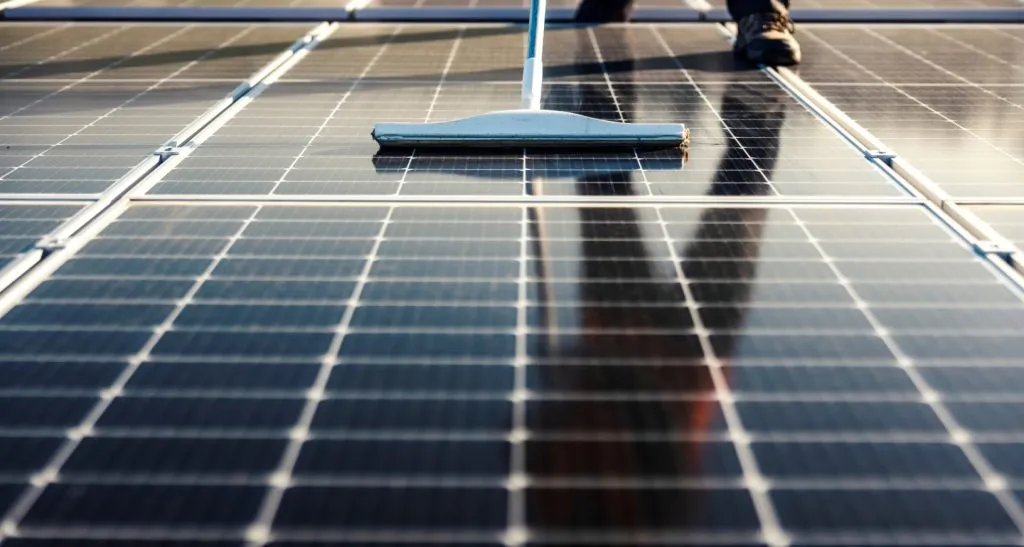 Limpiar placas solares con agua a presión - EFC SOLAR